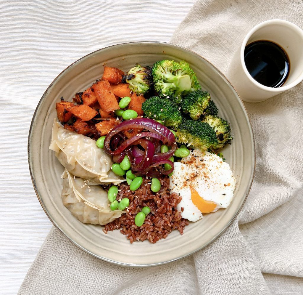 Vega Gyoza Bowl met Miso Pompoen - Zoe's Bowls